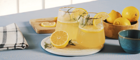 Limonade au citron et au romarin