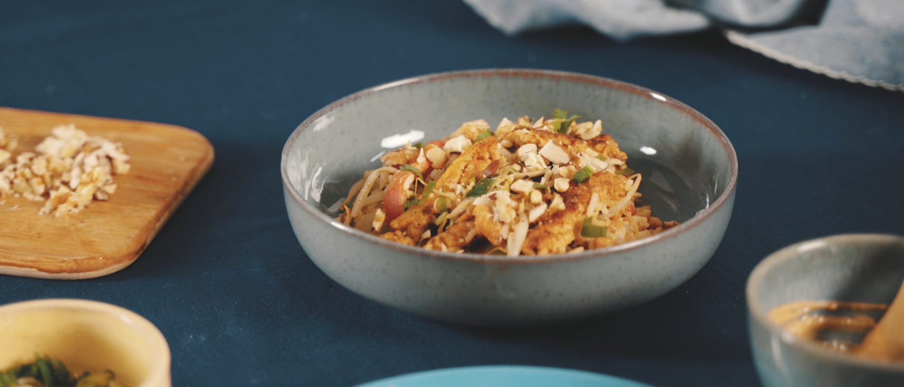 Einfaches Wokgericht mit vegetarischen Streifen und Reis