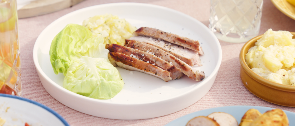 Côte à l'os de porc avec salade de pommes de terre