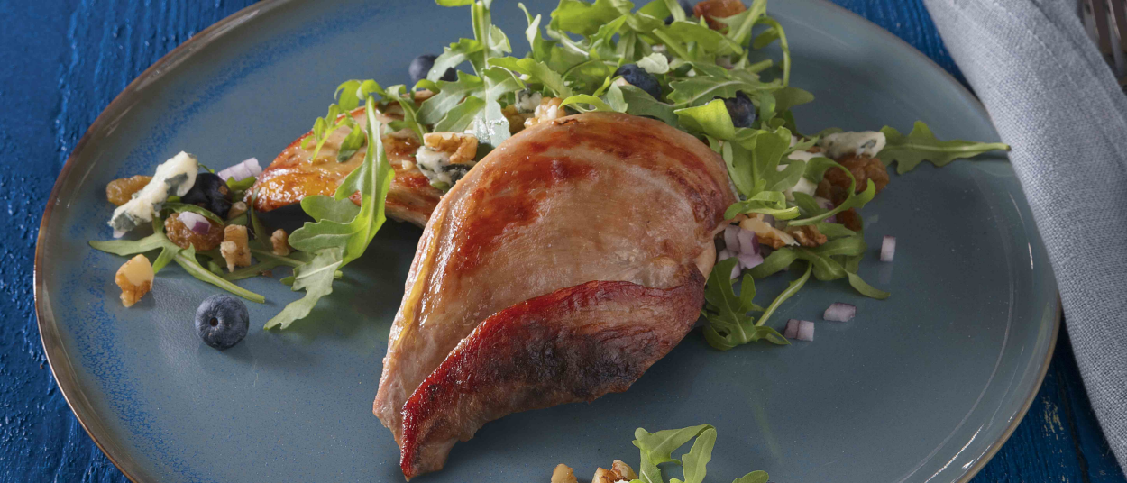 Filets de faisan, roquette, myrtilles et roquefort