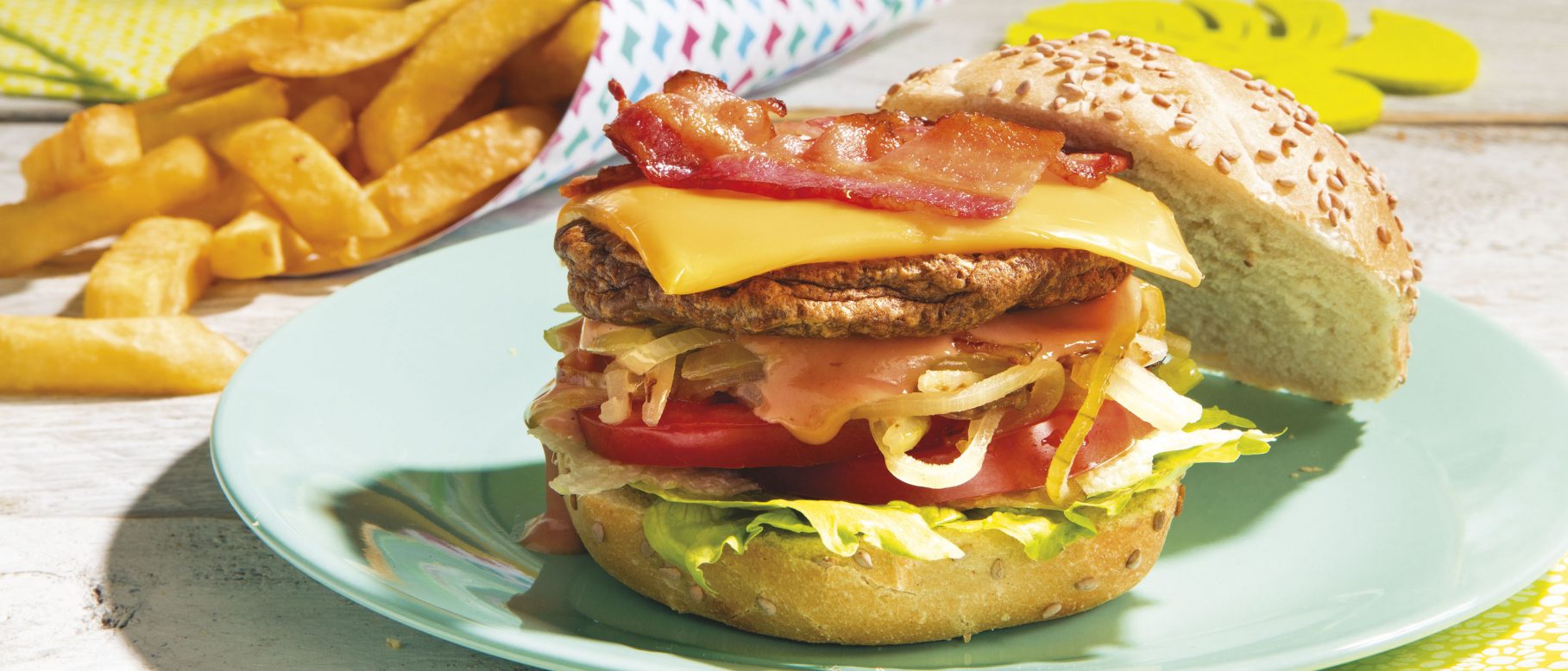Cheeseburger mit Pommes frites