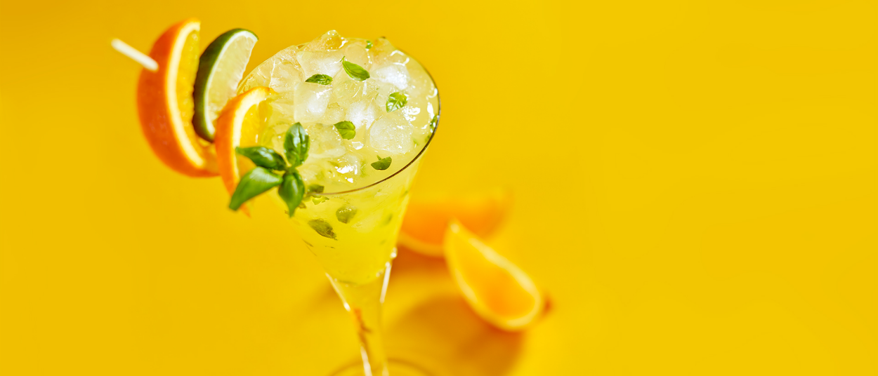 Cocktail estival à l’orange et au basilic