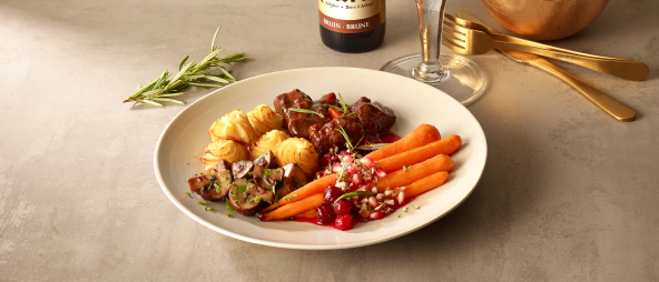 Civet de marcassin avec sauce chasseur, légumes d'hiver et pommes duchesse